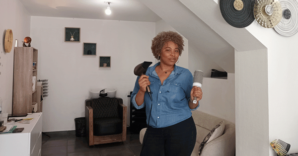 Fiona, entrepreneure financée par l'Adie ouvre son salon de coiffure à ...