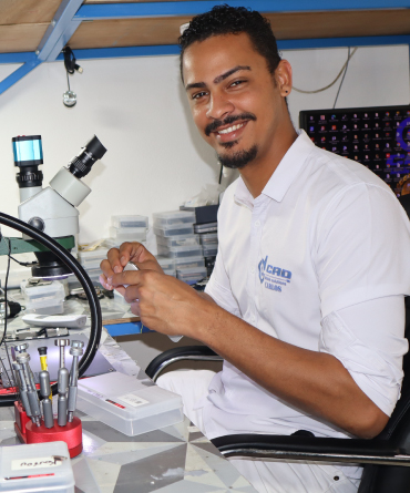 Carlos Ramon, entrepreneur financé par l'Adie, gère une entreprise ...