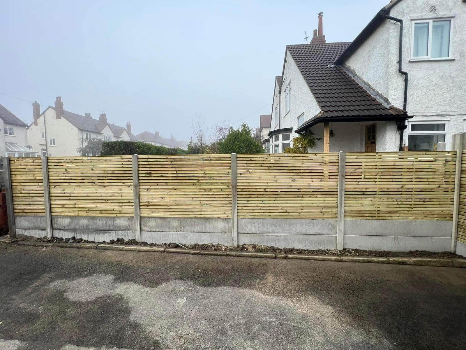 Smoothcast wet cast slotted fence post - Domestic Fencing