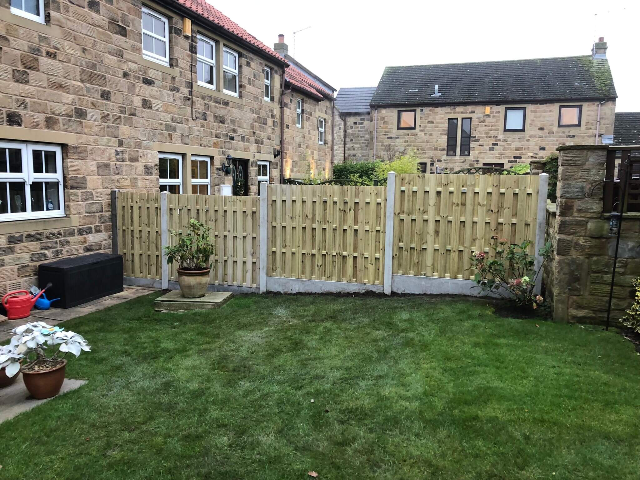 Smoothcast wet cast slotted fence post - Domestic Fencing