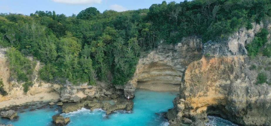 Visitez La Grotte d'Anse Castalia - Itinéraire & Info Pratiques - Jumbo ...