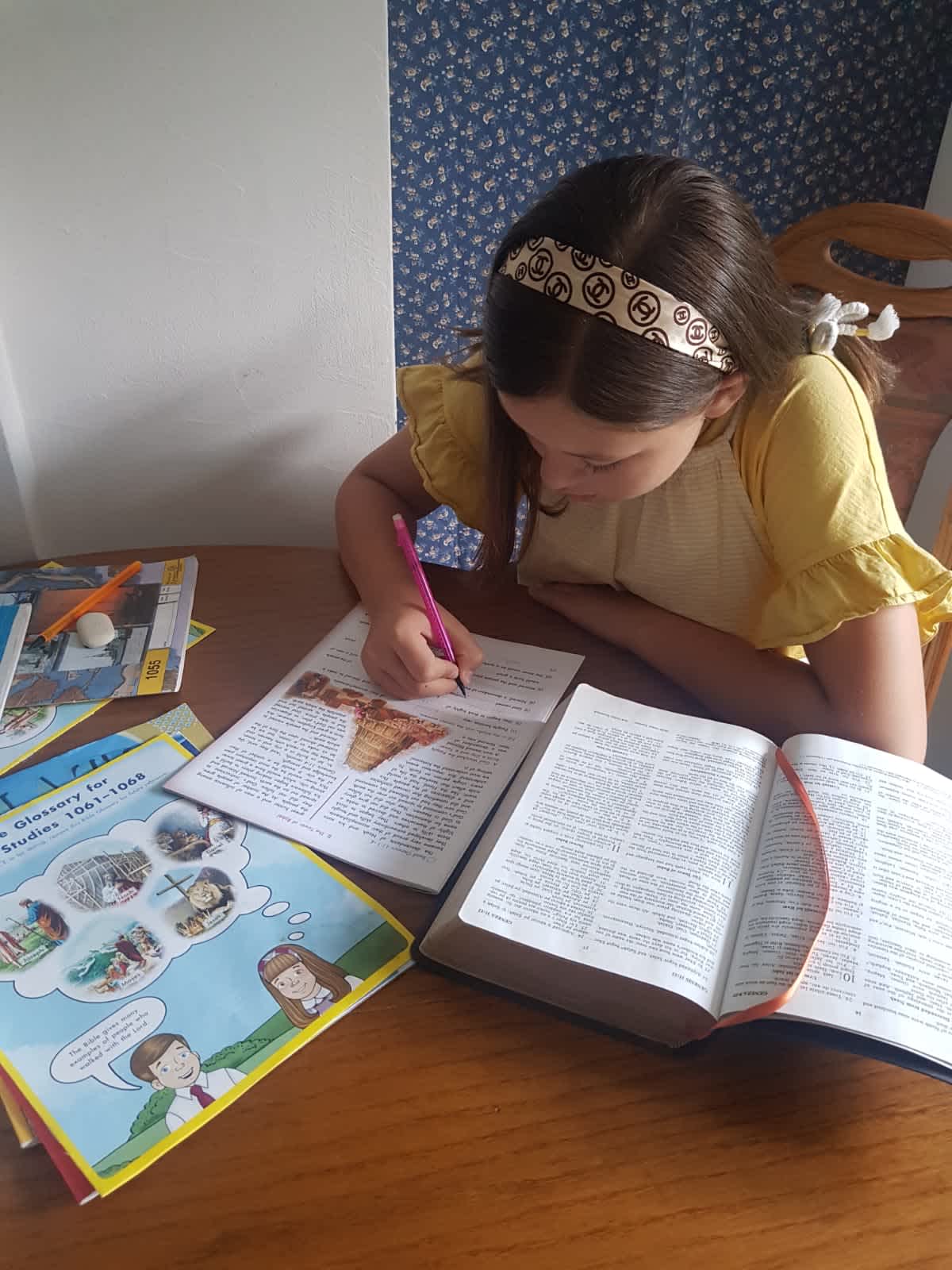 Home | Stiching met uitgestrekte hand