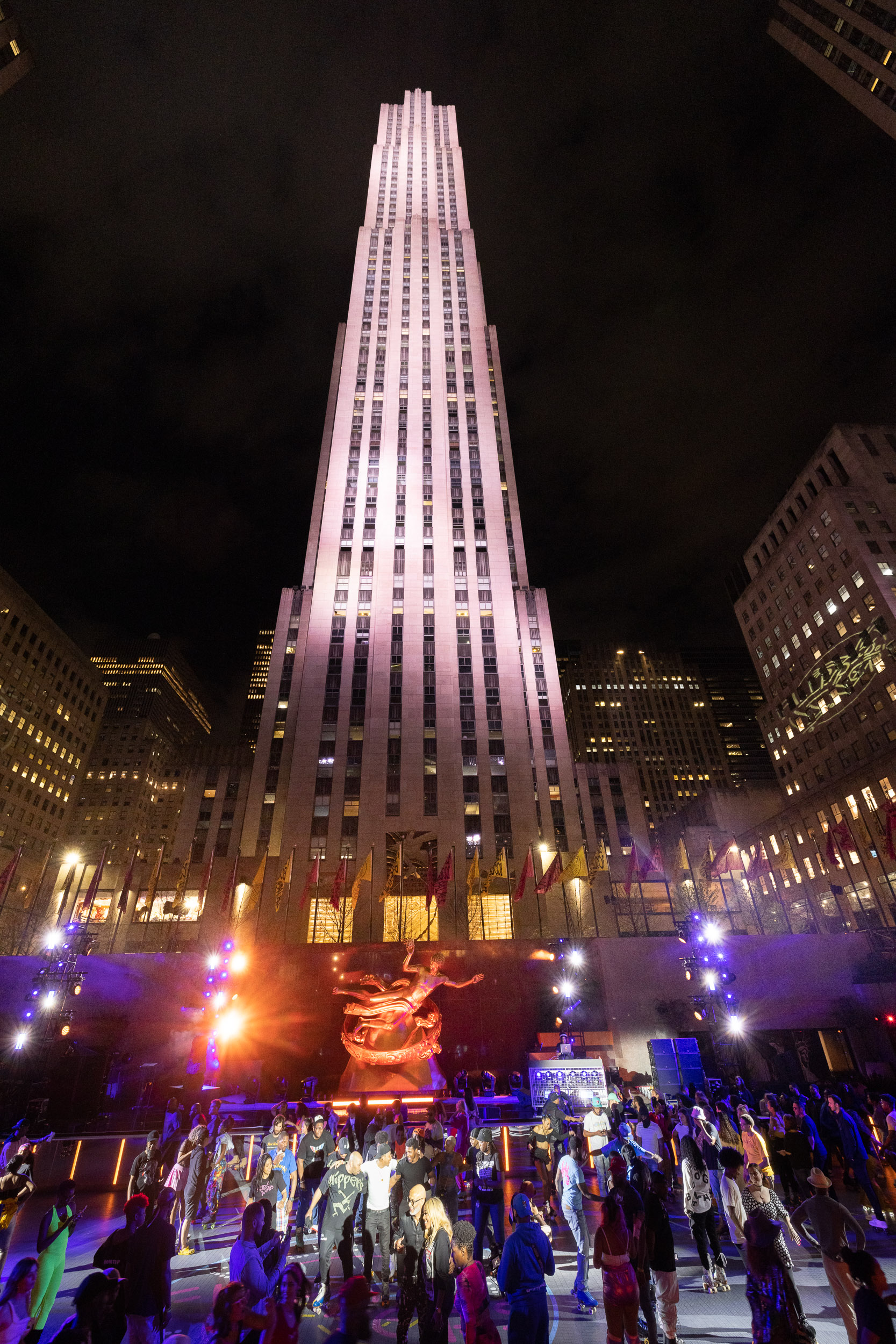 Flipper’s in NYC 🗽 — 𝙵𝙻𝙸𝙿𝙿𝙴𝚁’𝚂 𝚁𝙾𝙻𝙻𝙴𝚁 𝙱𝙾𝙾𝙶𝙸𝙴 𝙿𝙰𝙻𝙰𝙲𝙴