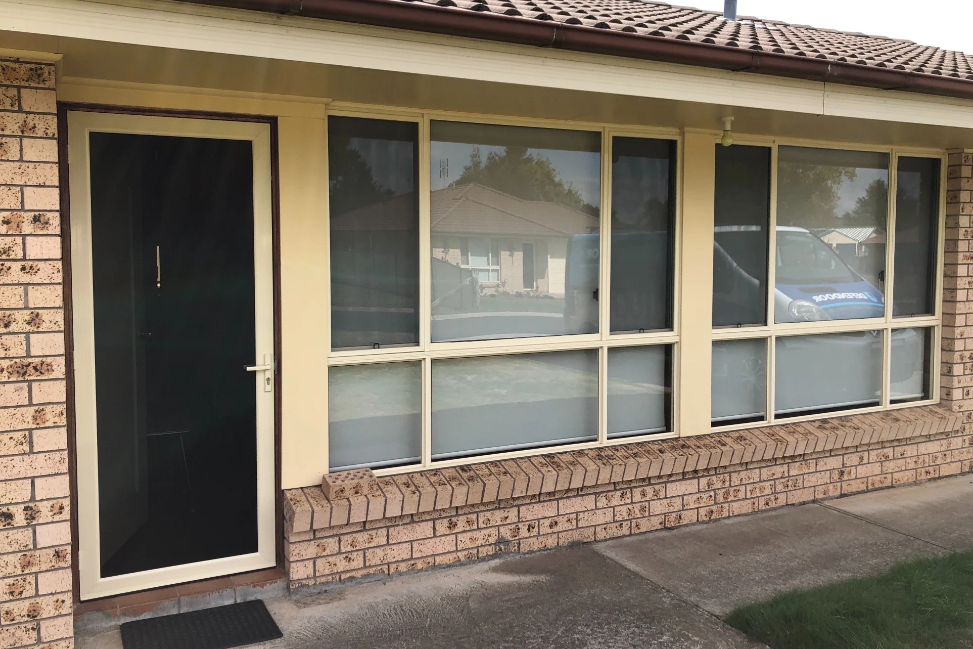 Custom-made fly screens are available at Seconline in a variety of fly ...