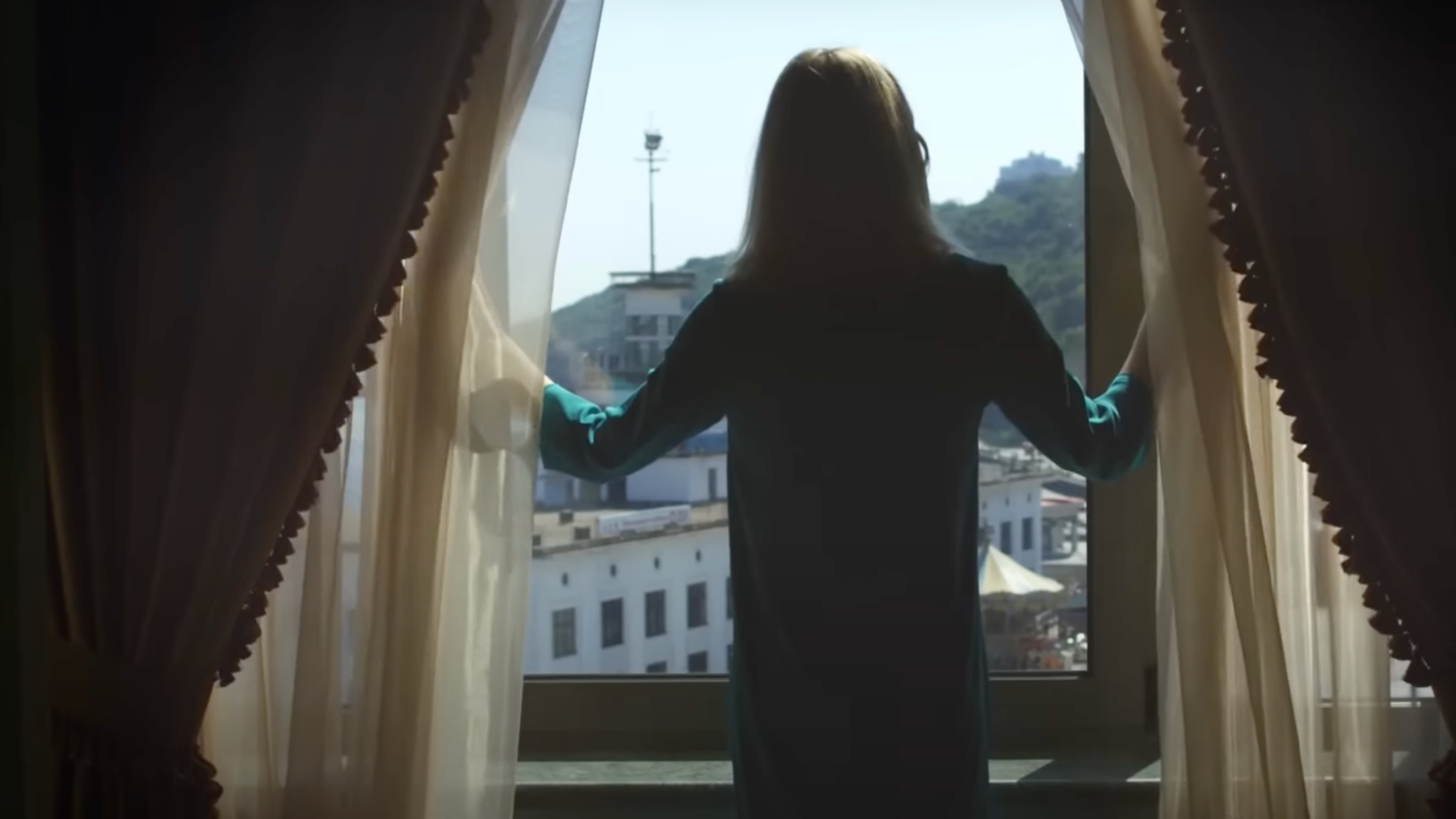 Woman Thinks She Is Experiencing Grief Hallucinations After ...