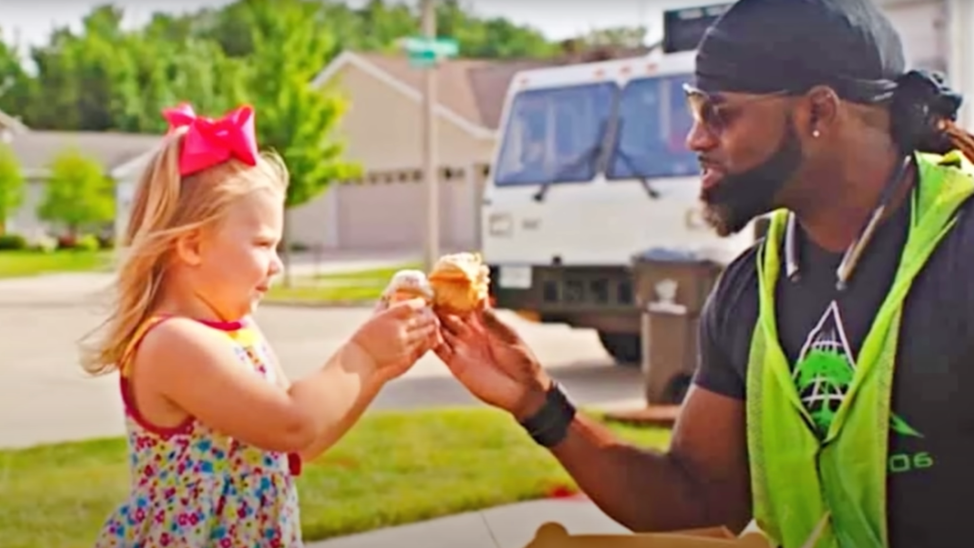 A Little Girl Gives Garbage Man A Cupcake Every Week, Creating A Sweet ...