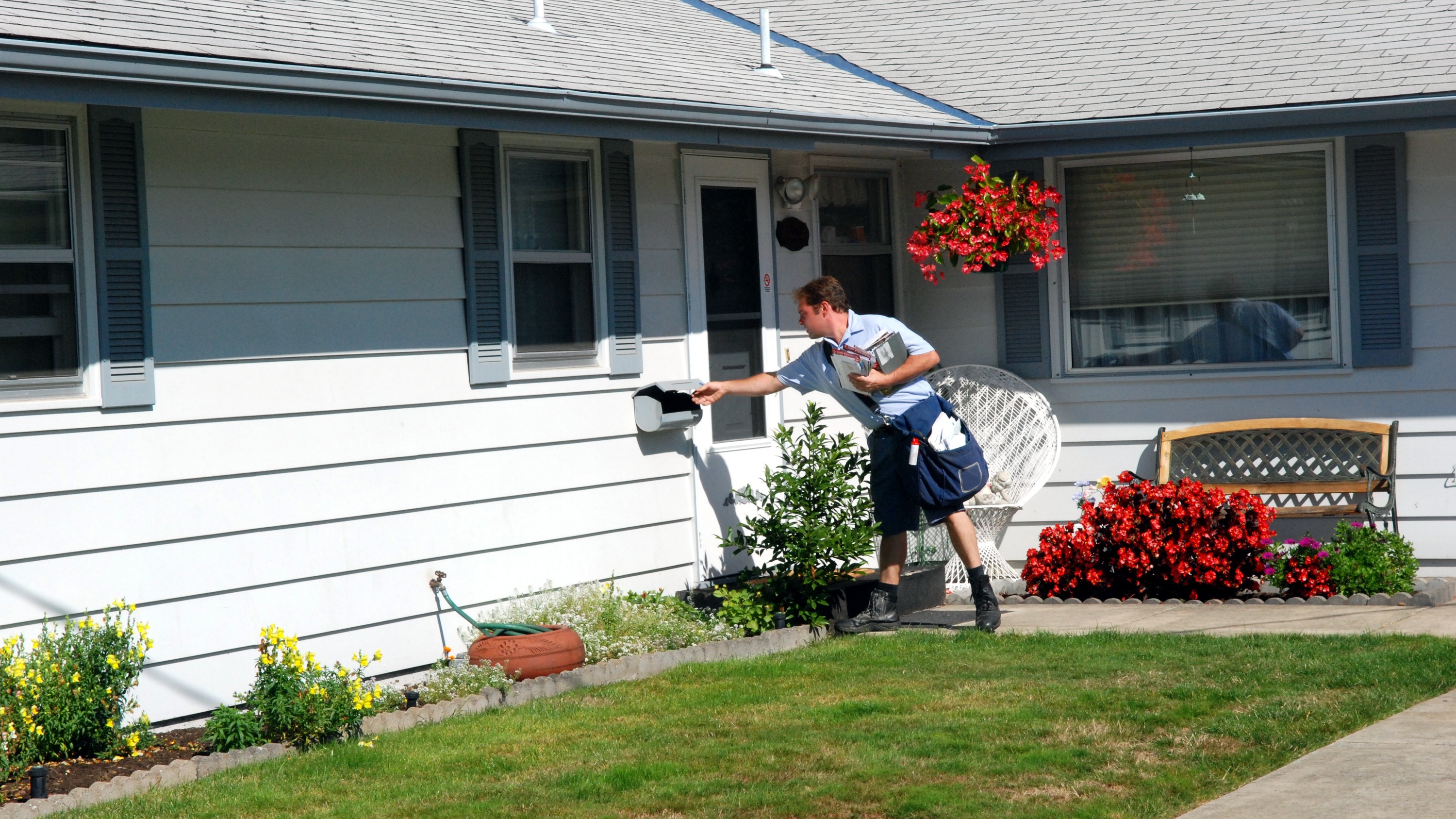 Mailman On His Regular Route Helps Little Girl In Vehicle As Mom ...