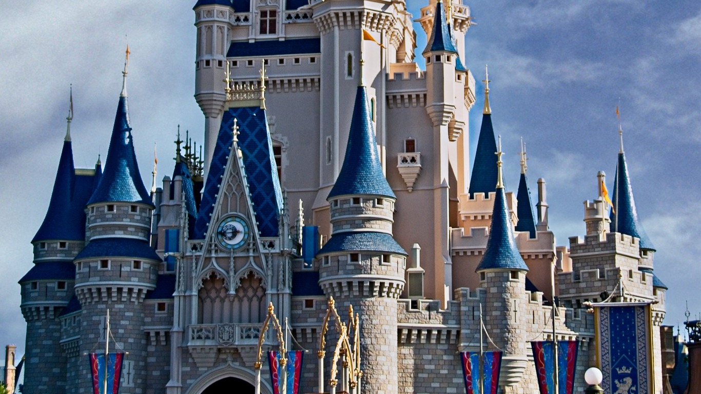 Hotel Vice President Accused Of Being Drunk, Slapping Hostess Over ...