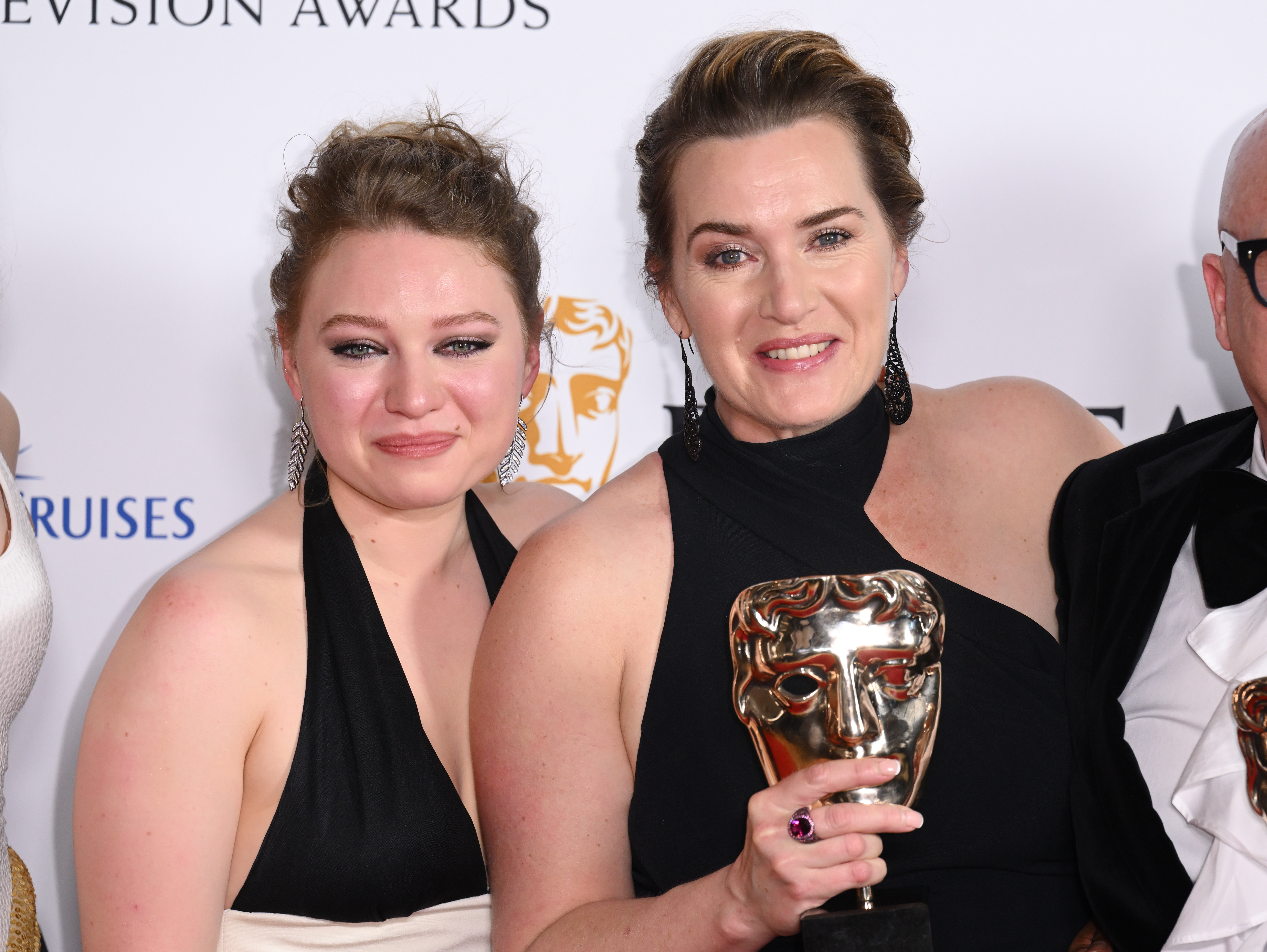 Kate Winslet Gets Emotional With Daughter After BAFTA Win ...