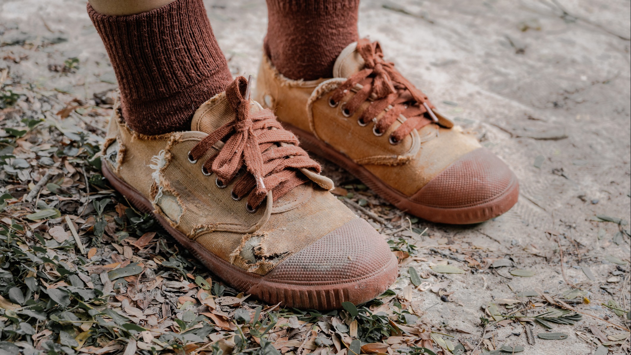Officer Finds Little Girl Taking $2 Shoes, His Heart Melts When He ...
