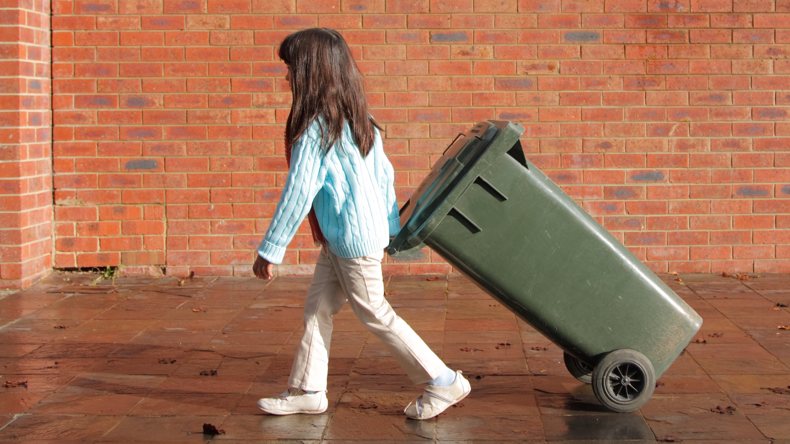 Young Girl Becomes Obsessed With Garbage Cans Until Mom Finally Learns ...