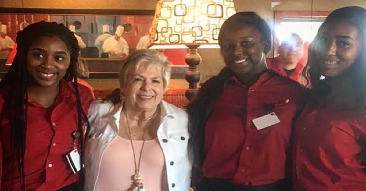 Ruby Tuesday Staff Made A Mom Eating Alone On Mother’s Day ‘Feel Like A ...