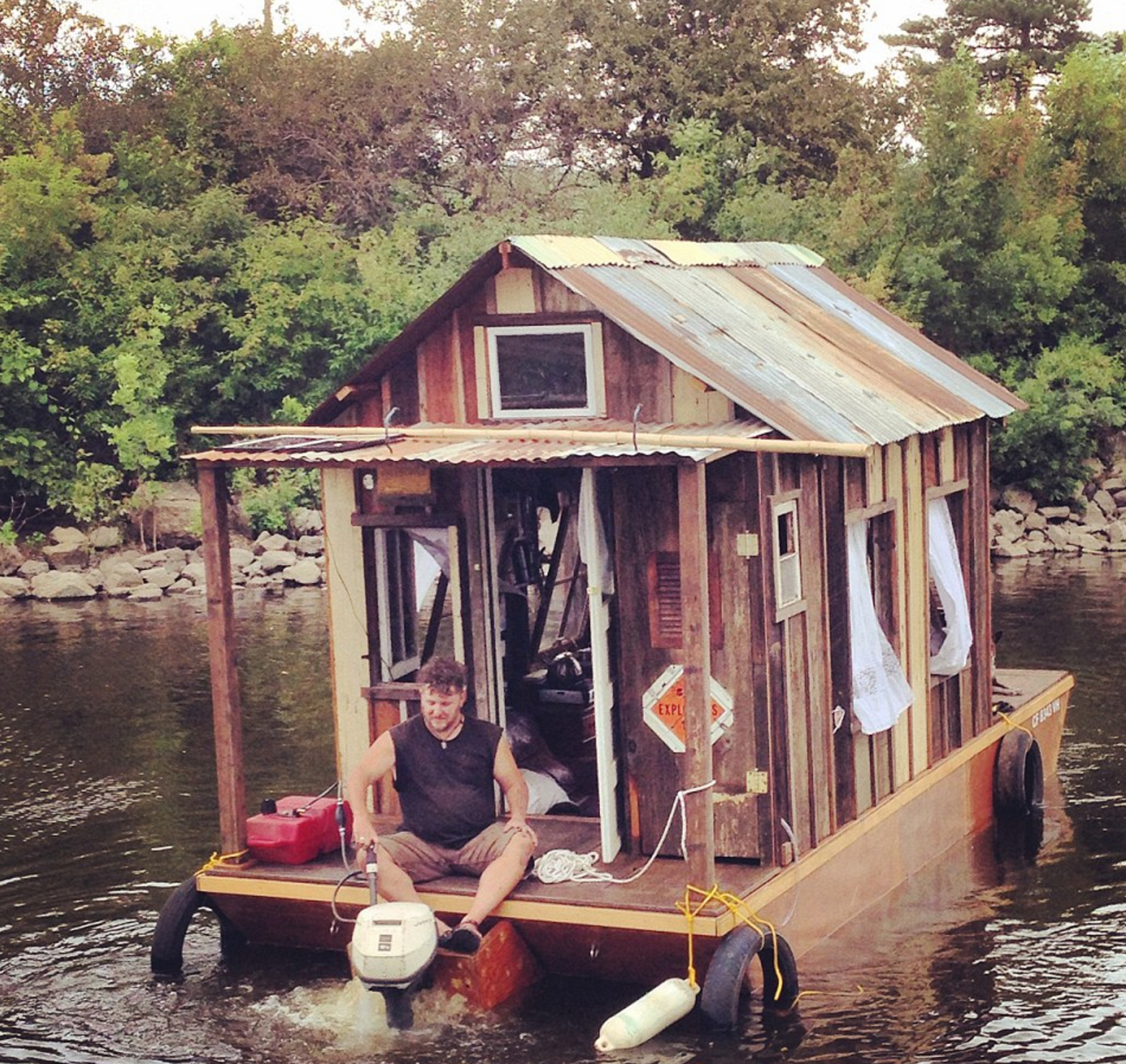 Rustic Little Shanty Boat Is A Dream Home For Those Who Crave Simpler ...