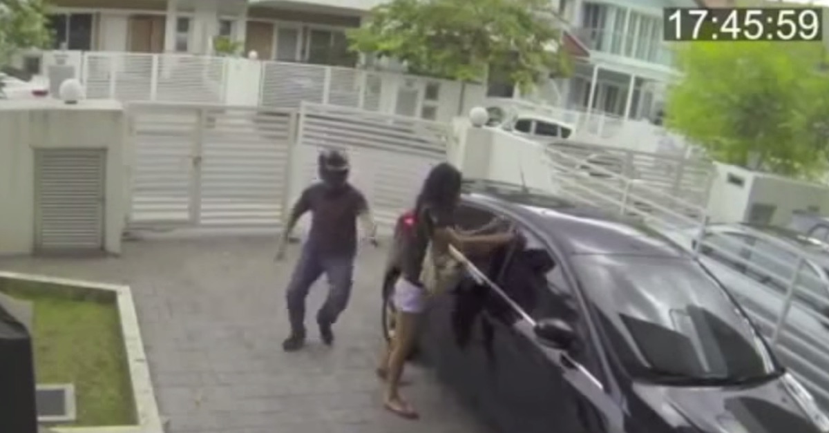 2 Criminals Try To Steal This Girl's Handbag. Her Reaction? I'm ...