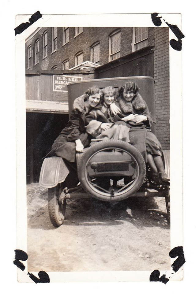 Lovely 1920s Photos Capture The Charm Of Young Flappers And Their Cars ...