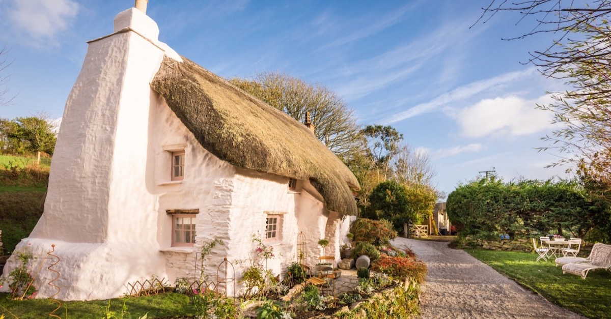 Fairytale Cottage From The 1700s Boasts A Picture-Perfect Interior ...