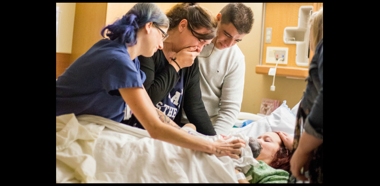Photographer Captures Parents Witnessing Surrogate Birth | LittleThings.com