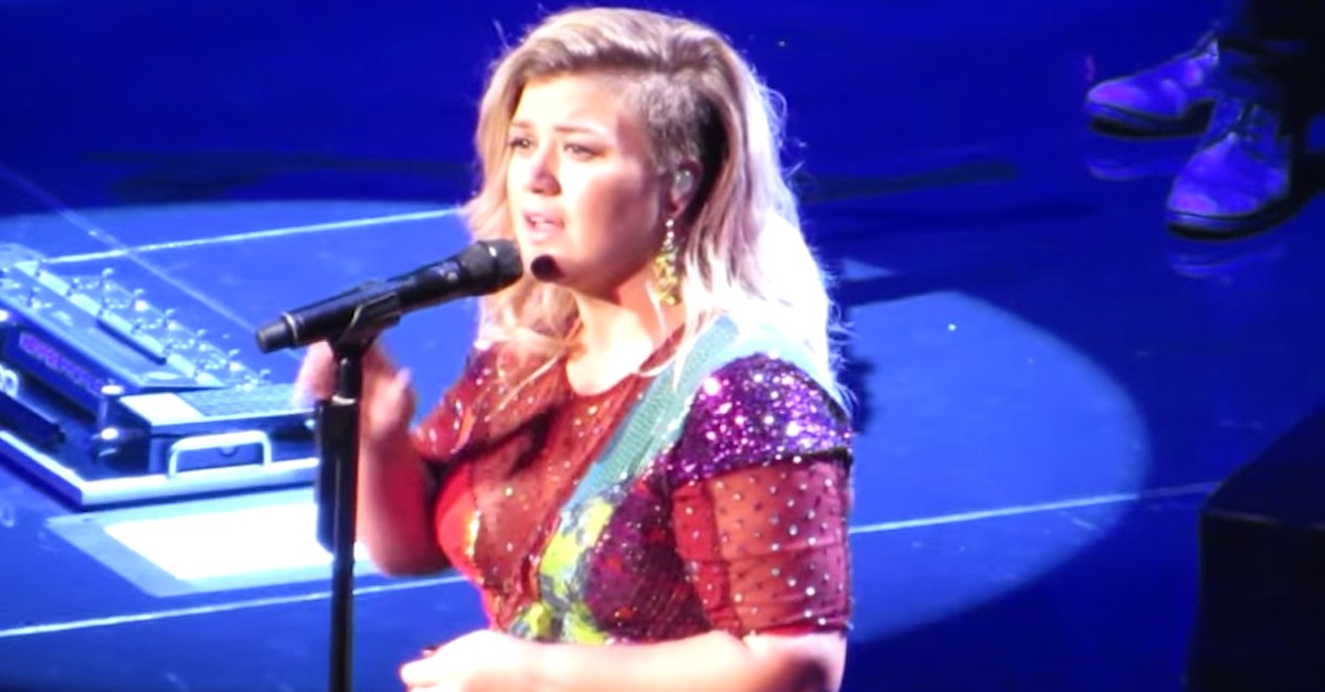 Kelly Clarkson Sings 'Purple Rain' Onstage. But When She Gets Close To ...