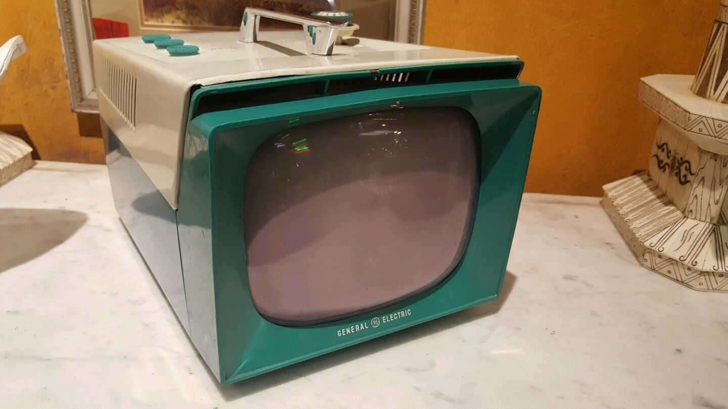 14 Vintage TVs Folks Tuned Into Back In The Day | LittleThings.com