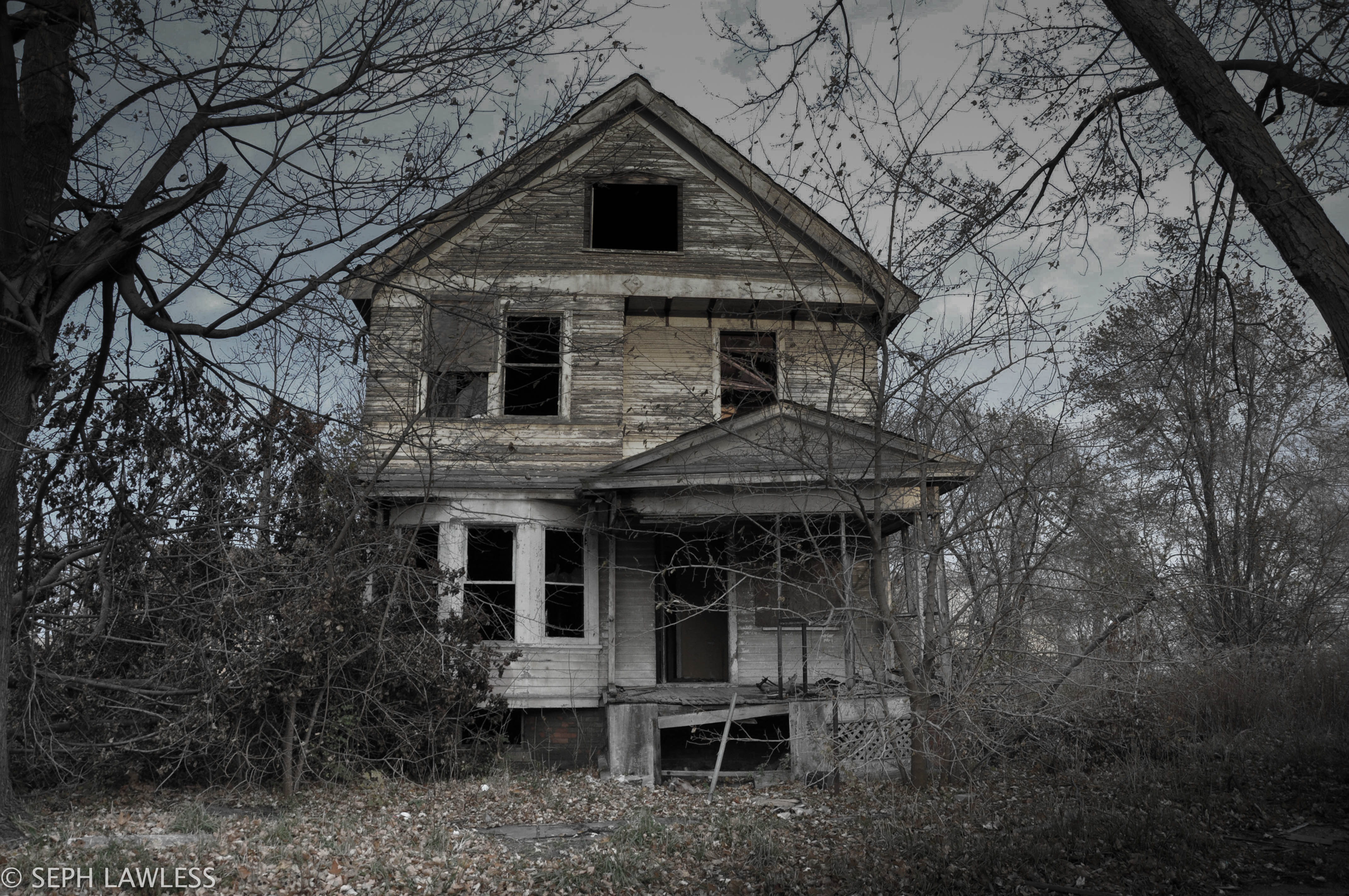 He Photographed This Eerie Abandoned House. What Happened There? The ...