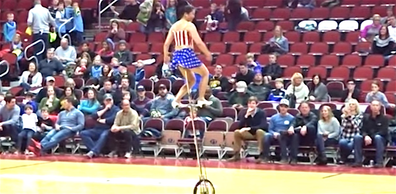 Acrobat Balances Bowls On Her Head And Feet, But When You See What's ...