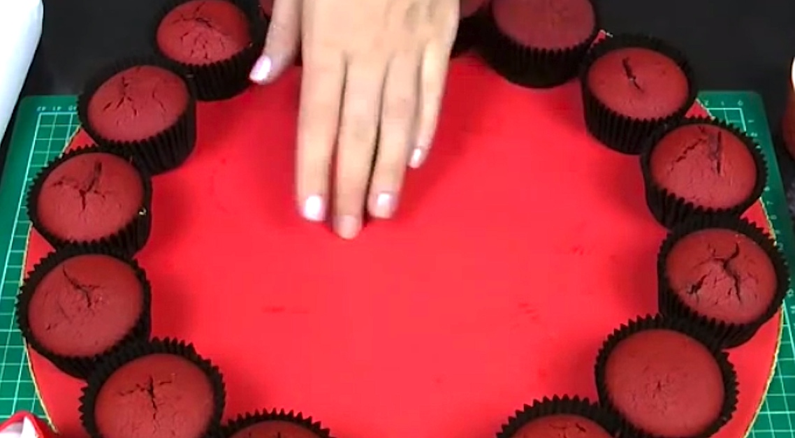 She Creates A Circle Of Cupcakes. When She's Finished? Brilliant ...