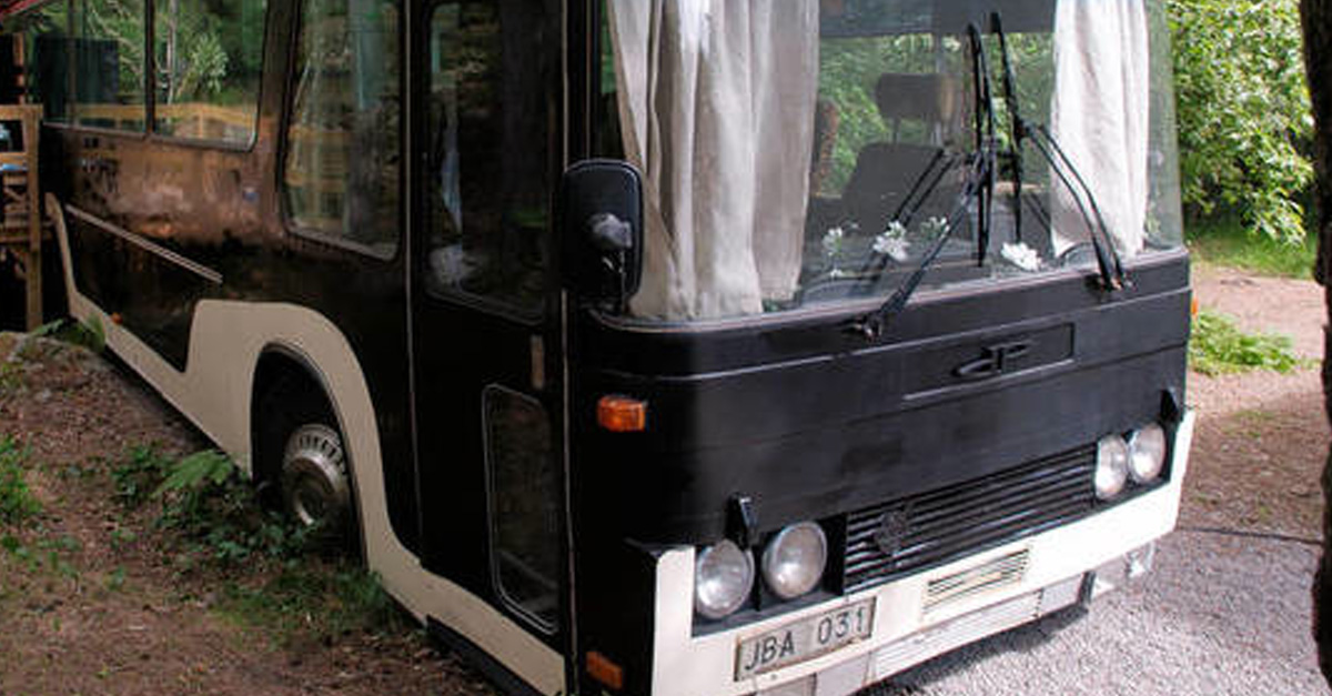 This 1970s Bus Looks Normal From The Outside. The Inside? I’m STUNNED ...