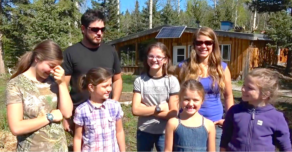 Family Of 7 Makes Living Off The Grid In The Wilderness Look Easy And ...