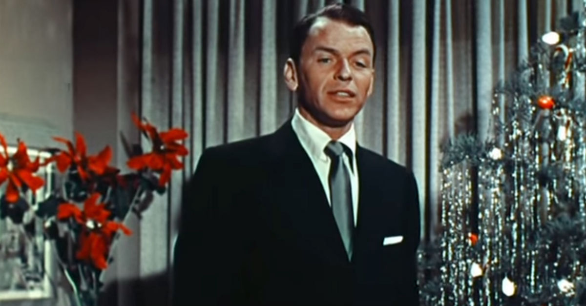 Frank Sinatra Decorates A Christmas Tree In 1957. The Song He Sings? So ...