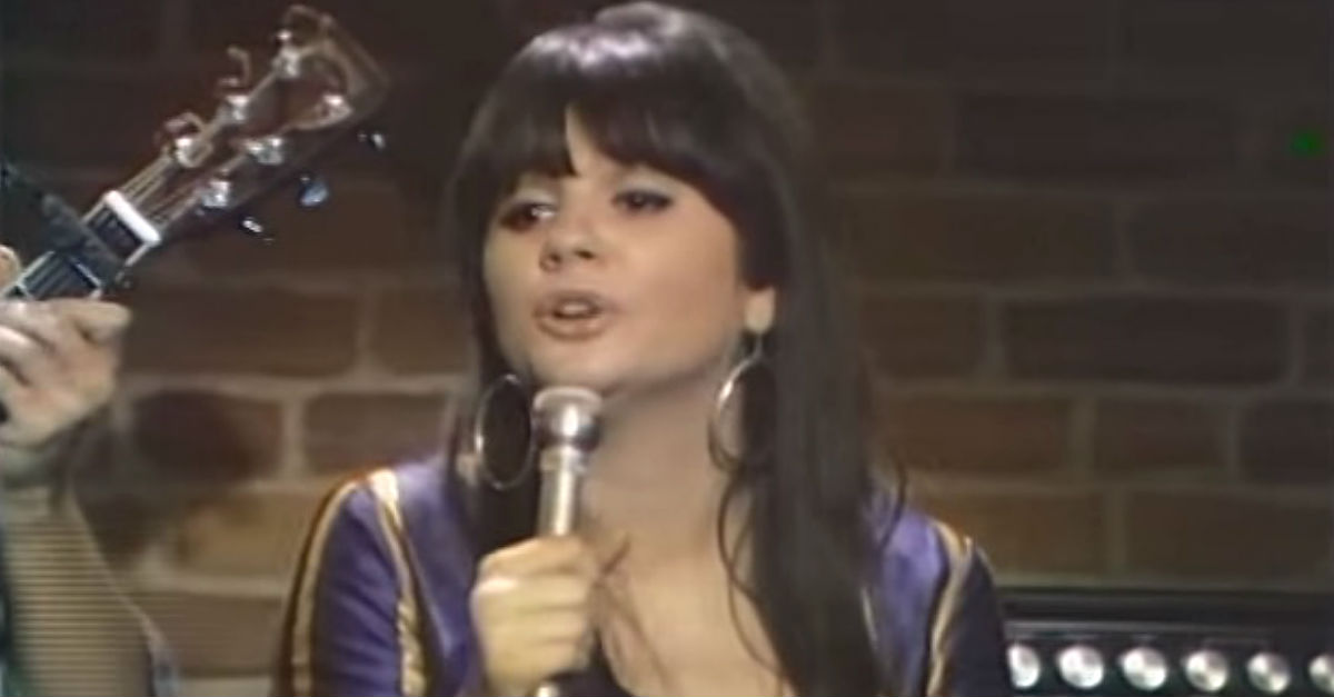 Linda Ronstadt Stands On Stage In 1967 To Perform Her First Hit Song ...