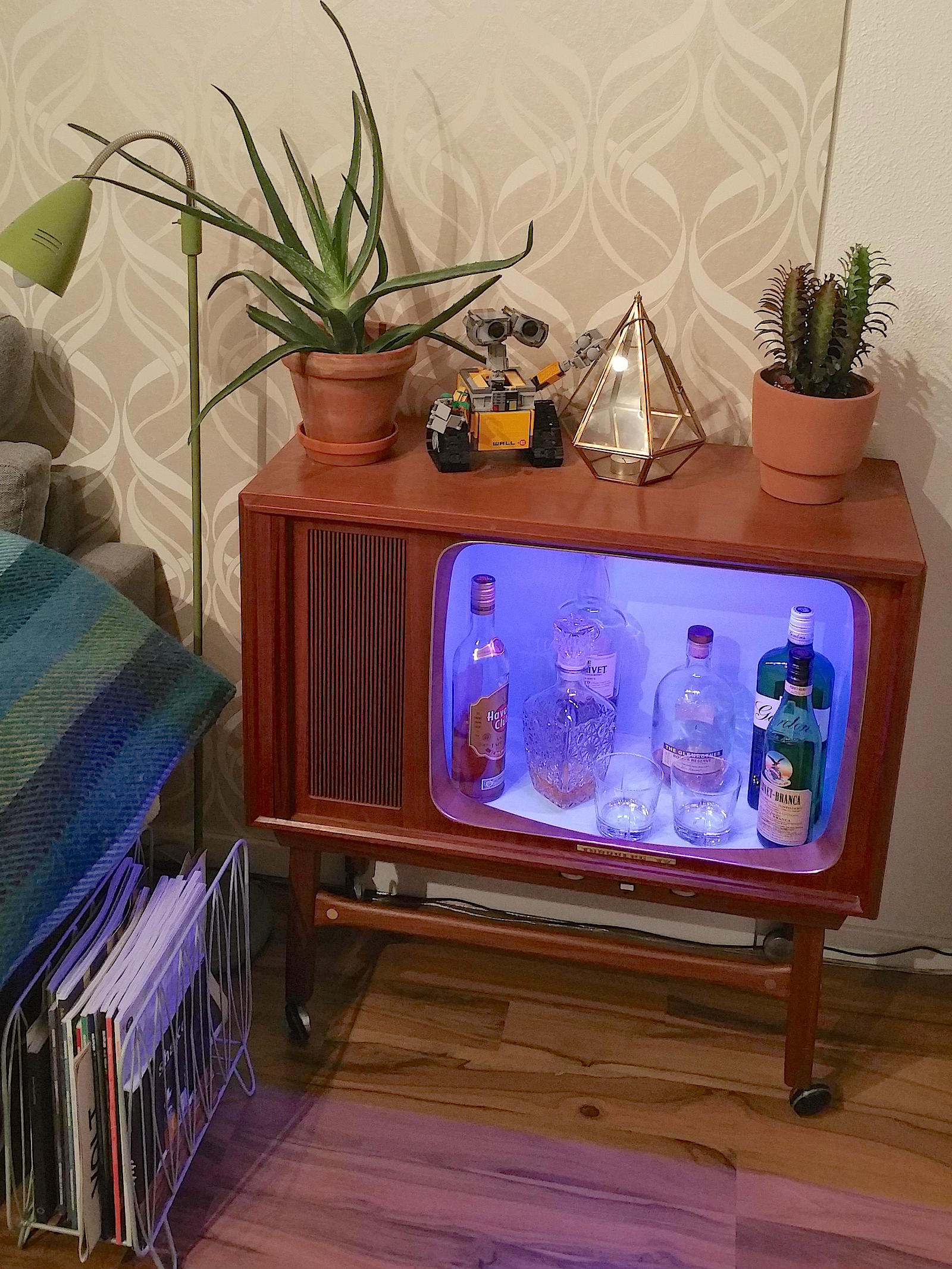 He Transforms His Broken Vintage TV Set Into Something STUNNING. I Wish ...