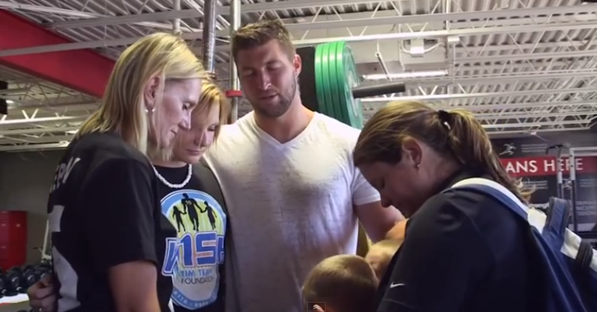 NFL's Tim Tebow Makes A Dying Girl's Wish Come True, Prays With Her ...