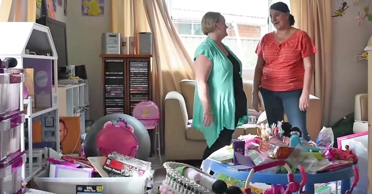 Mom Is Overwhelmed With Daughters' Messy Room. Now Watch How She ...