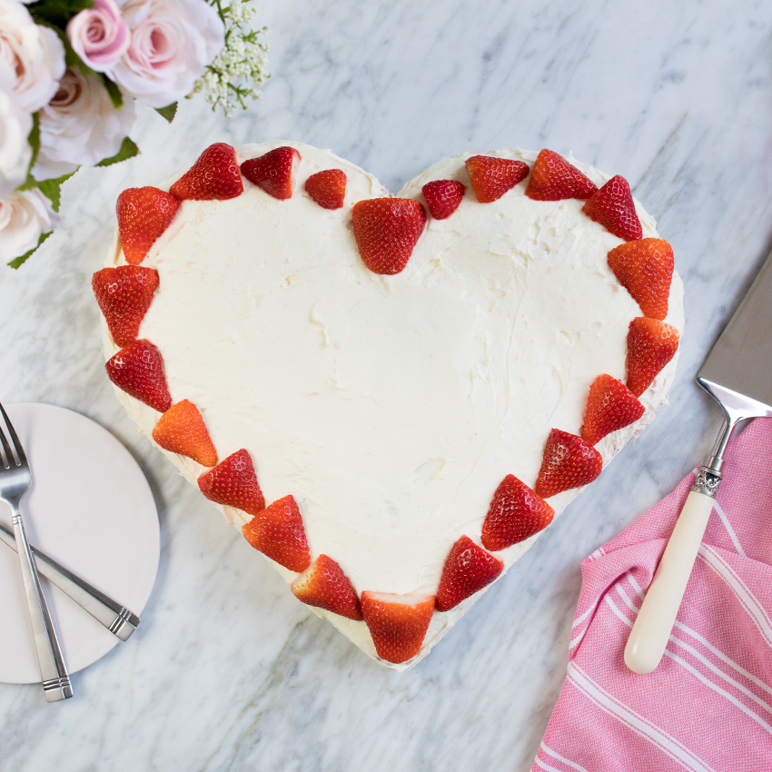 This Easy Baking Trick Makes The Perfect Heart-Shaped Cake ...