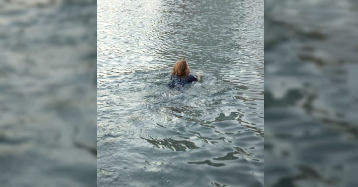 Brave Woman Doesn't Think Twice Before Diving Into Dirty Water To Save ...