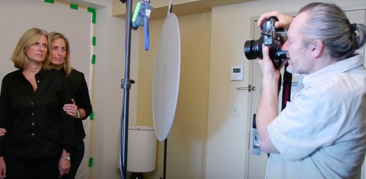 Photographer Lines Up 2 Identical Women. But Then He Reveals This ...