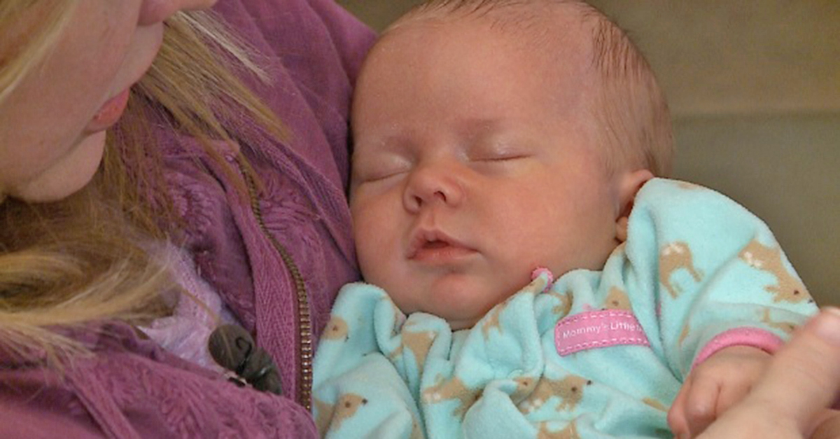 Mom Holds Lifeless Baby In Her Arms. When She Calls For Help, Look Who ...