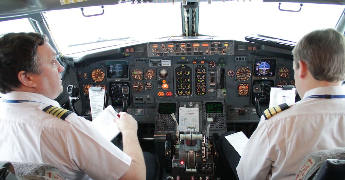 Pilot Pretends To Pass Out While Flying In This Prank. The Passenger’s ...
