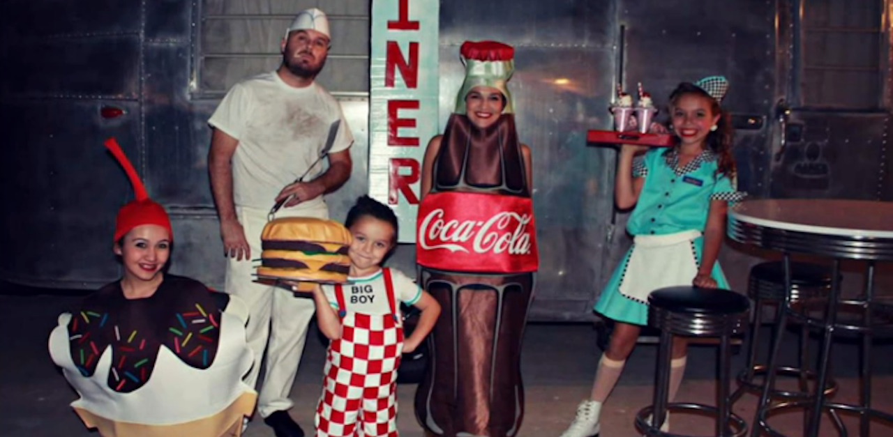 Family Deserves A Trophy For Their Unique Yearly Halloween Group ...