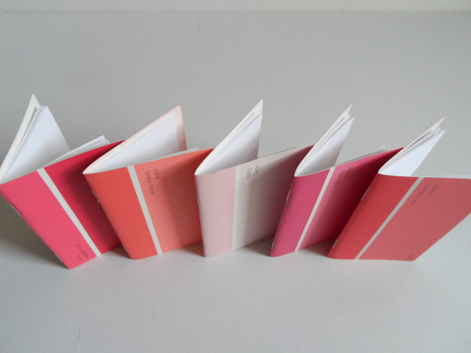 19 Clever Ways To Transform Ordinary Paint Samples Into Adorable Crafts ...