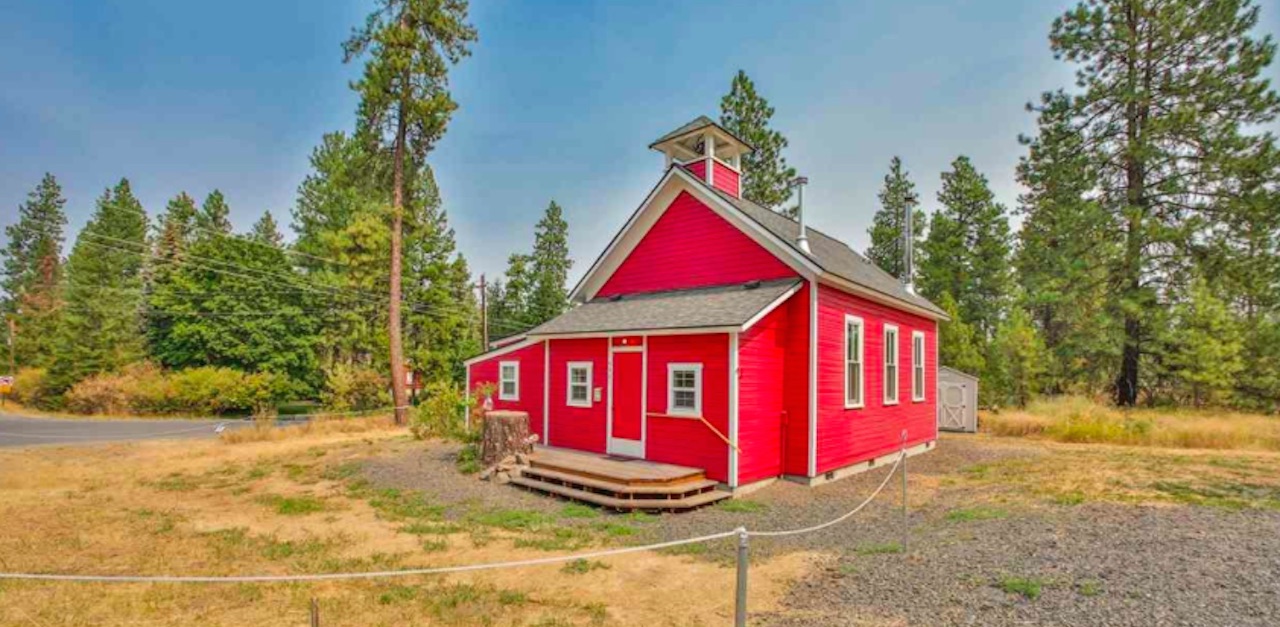 1900s One-Room Schoolhouse Is Transformed Into A Humble Little Home ...