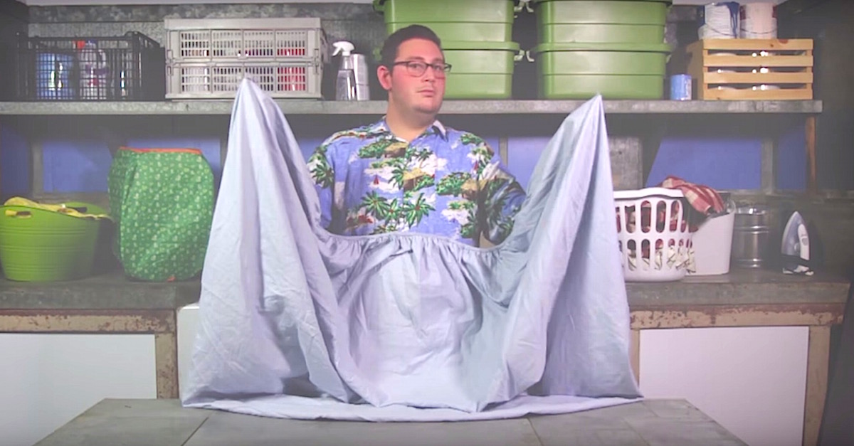 He Folds An Annoying Fitted Sheet In SECONDS. How? This Is GENIUS ...