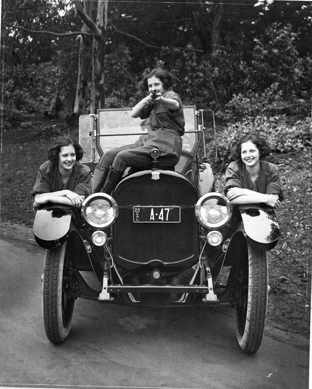 Lovely 1920s Photos Capture The Charm Of Young Flappers And Their Cars ...