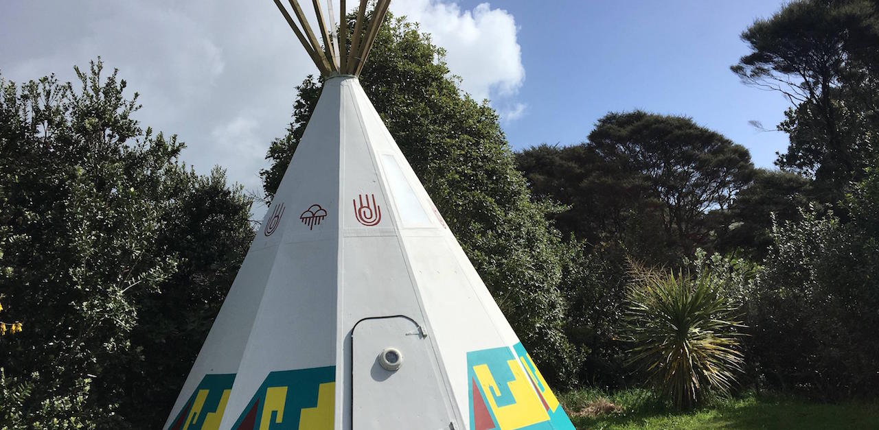 Man Builds Gorgeous Teepee In His Backyard As A Unique Guest House ...