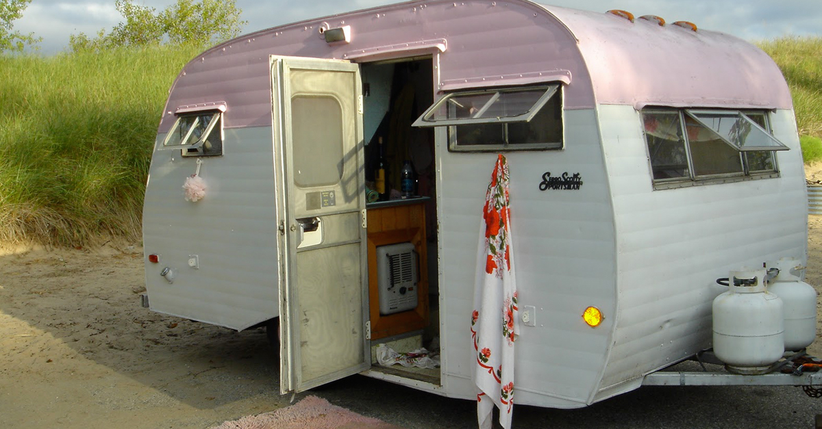 Woman Travels The Country In Ordinary-Looking Trailer, But There's A ...