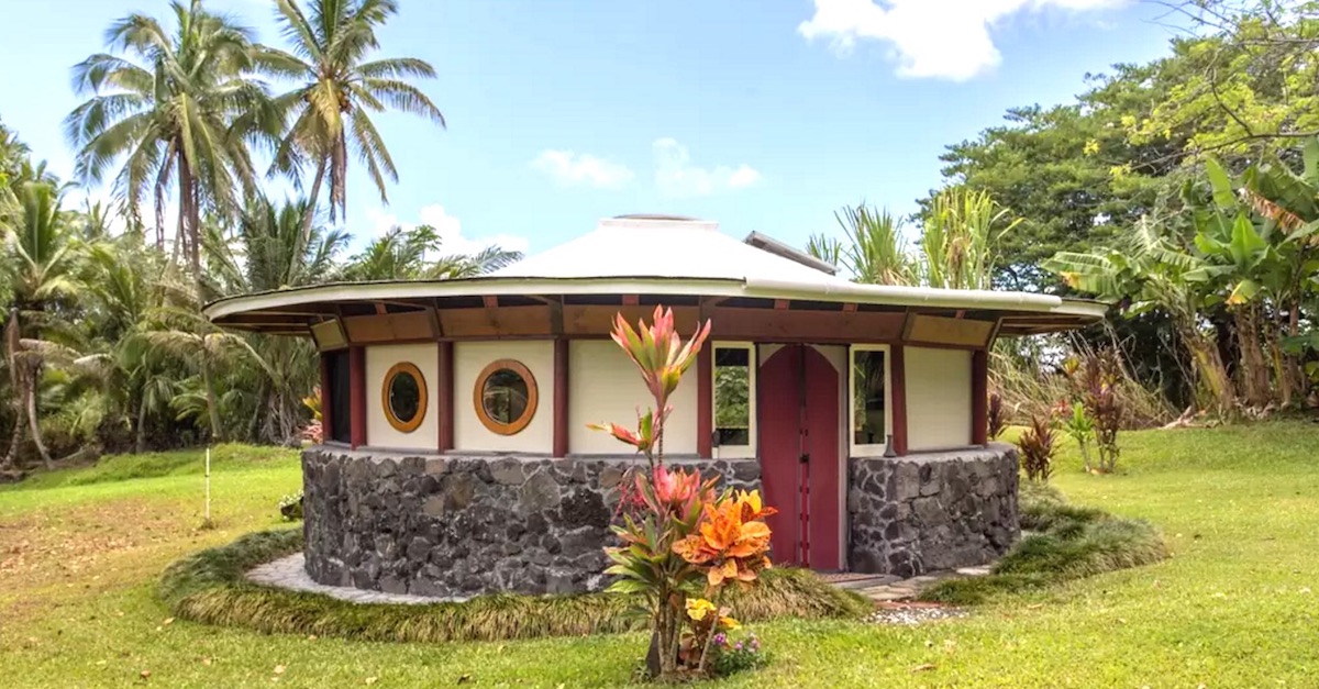 Looks Like A Weird Round Cottage — But Inside? The PERFECT Getaway ...