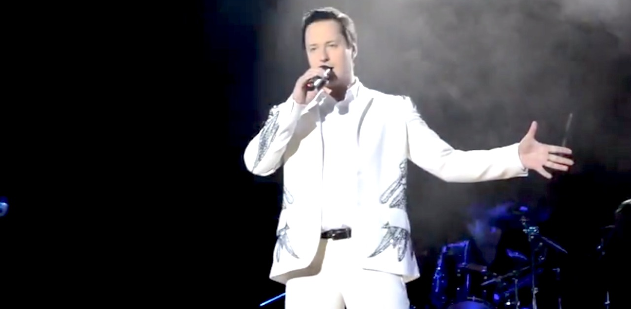 Singer Proves He's Not Lip-Syncing While Hitting High Note ...