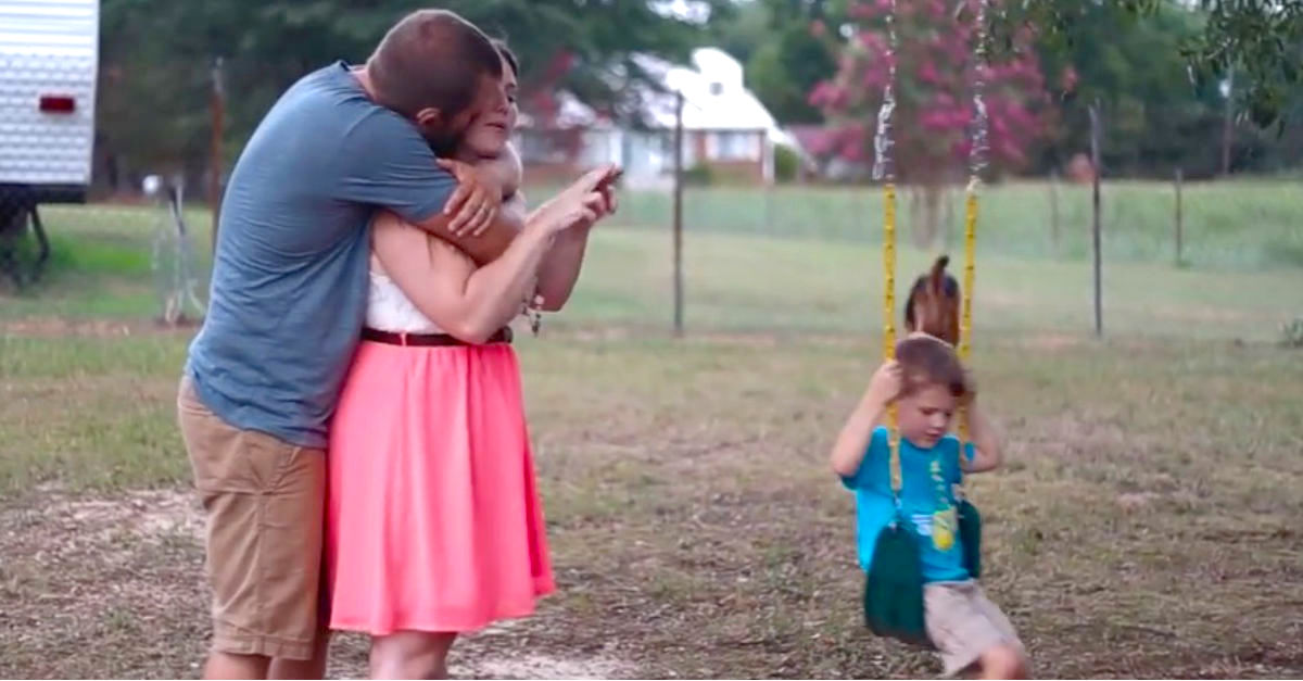 Deaf Father Explains The Key To Communicating With His Hearing Family ...