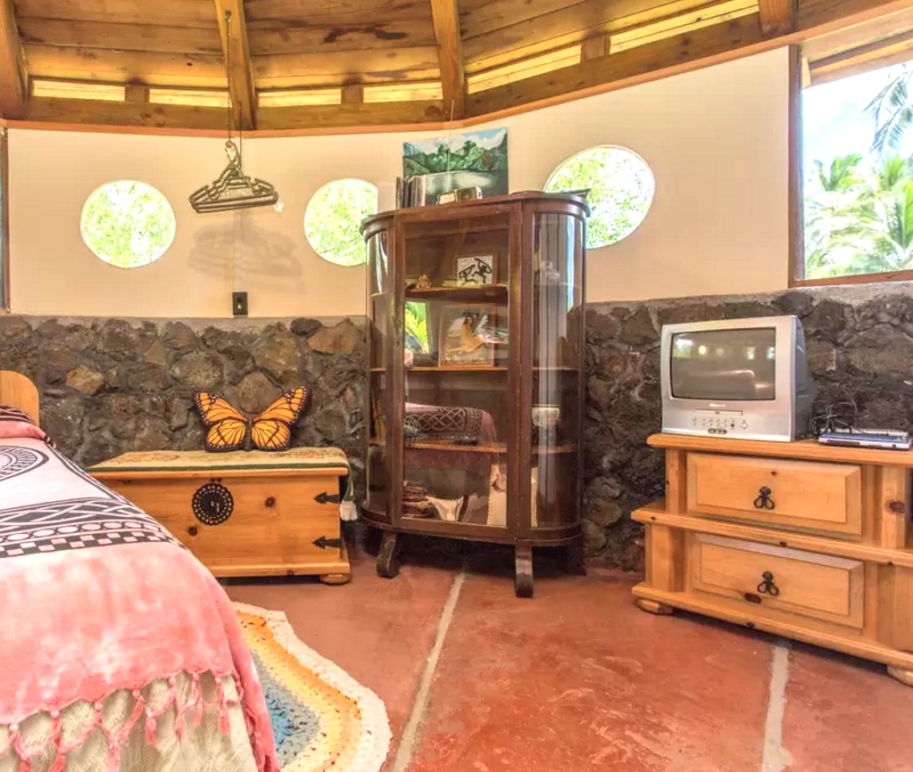 Looks Like A Weird Round Cottage — But Inside? The PERFECT Getaway ...