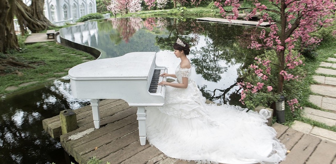 Wedding Photo Shoot For Single Woman With A Lovely Story | LittleThings.com